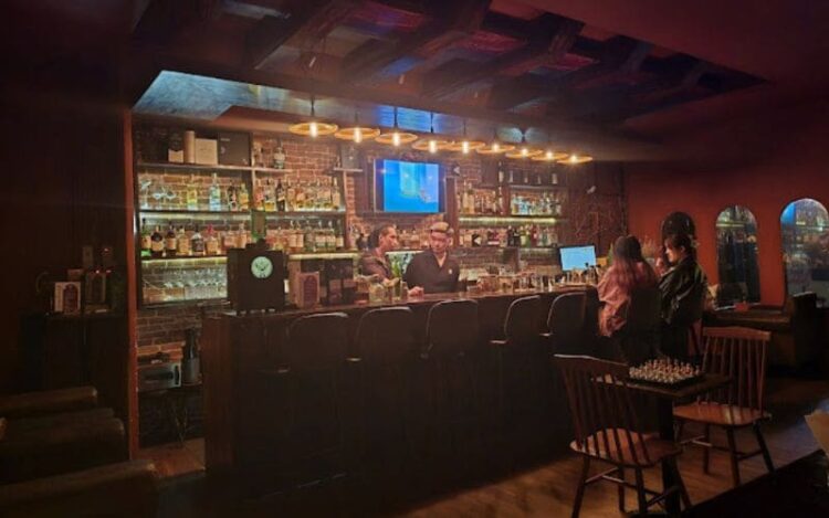 Woody Classic Bar - Khám phá thế giới cocktail đầy màu sắc